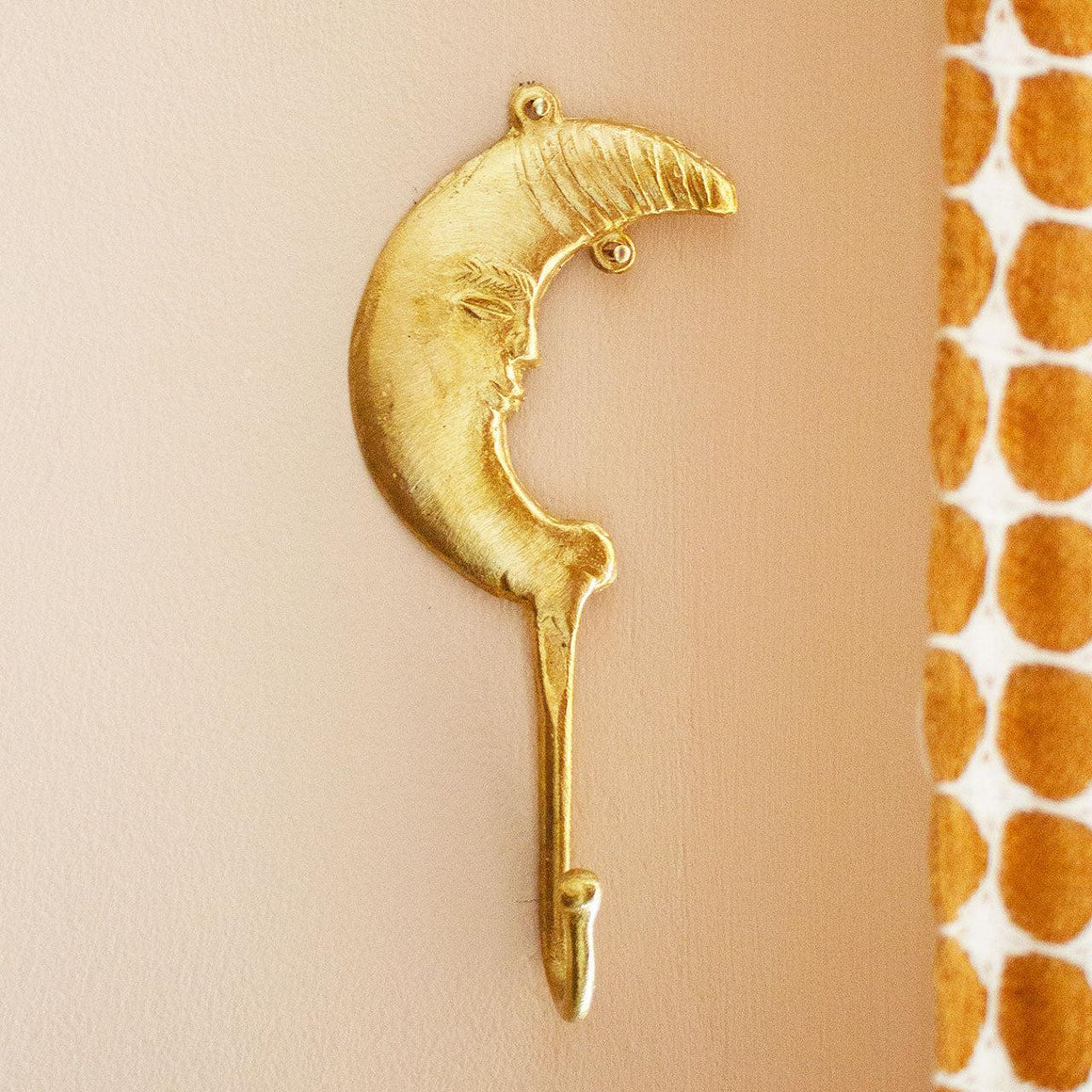 Ghanaian Ashanti Brass Hook ‘Man In The Moon’ | Brass Wall Hook – AARVEN